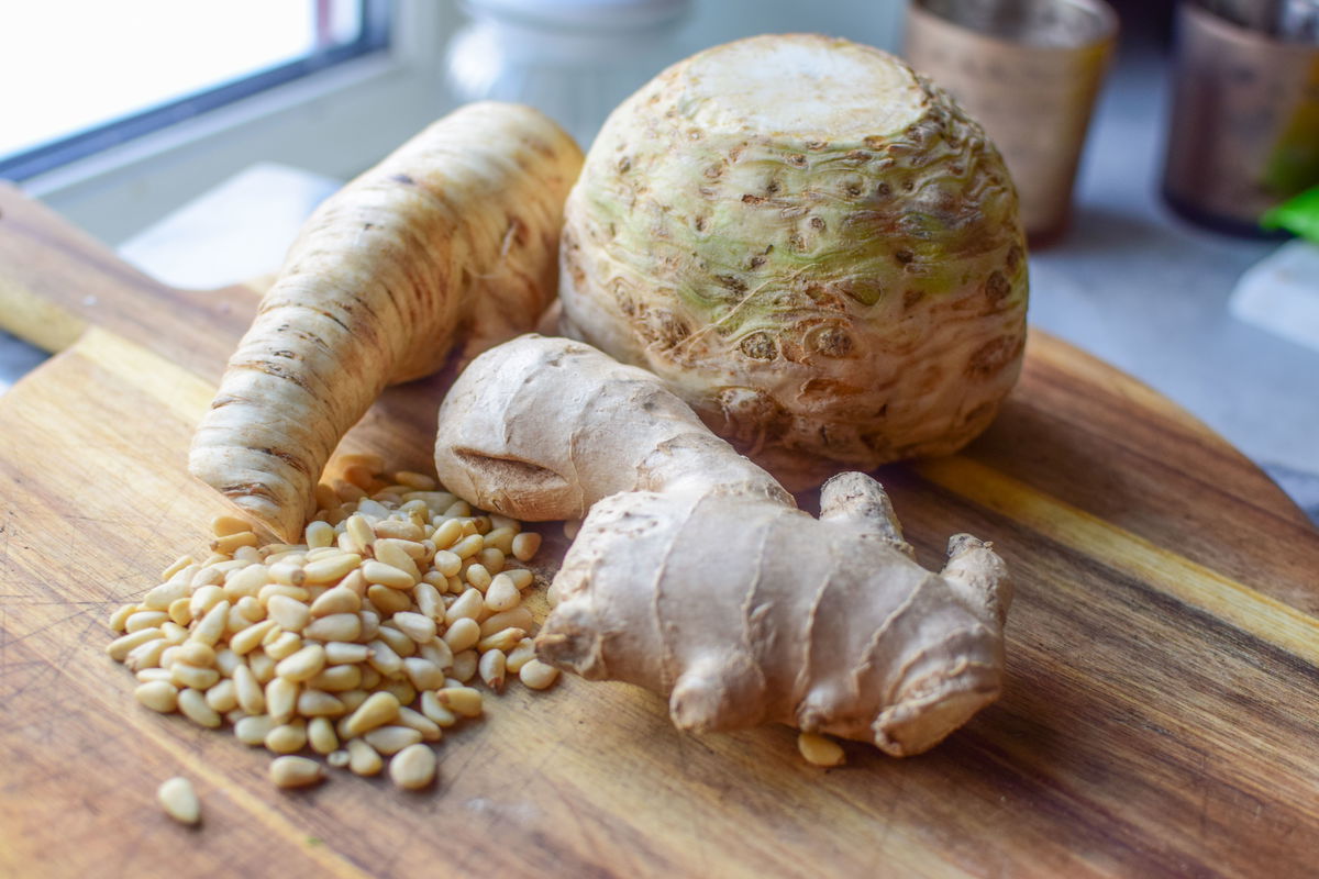 Sellerirotsuppe - Persillerot, ingefær og sellerirot er e... | Gladkokken