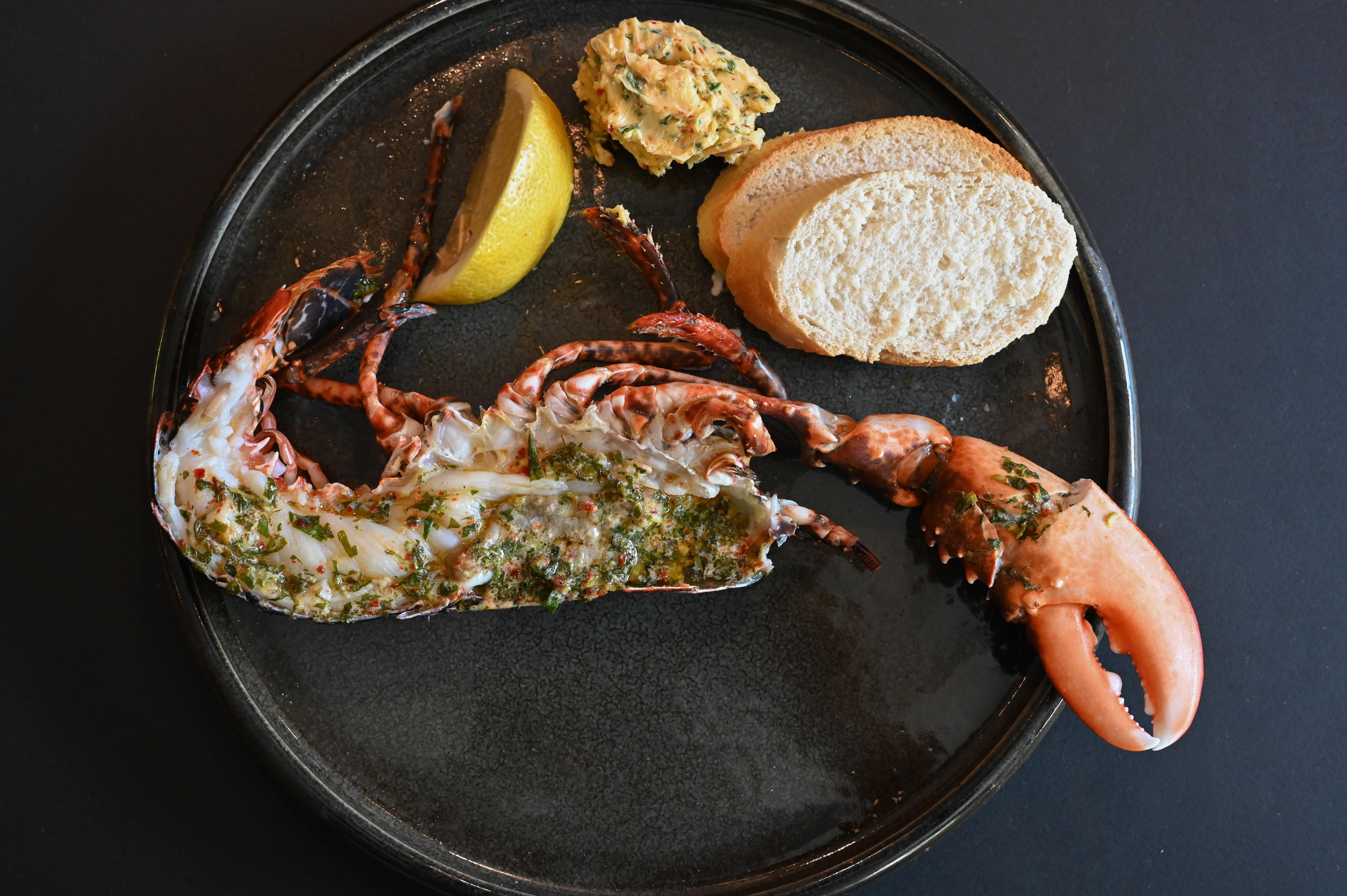 Ovnsbakt hummer med kryddersmør - Enkelt og perfekt! | Gladkokken