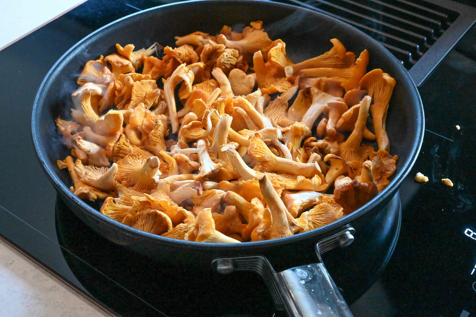 Kremet kantarell pasta med bacon - Enkelt og fantastisk g... | Gladkokken