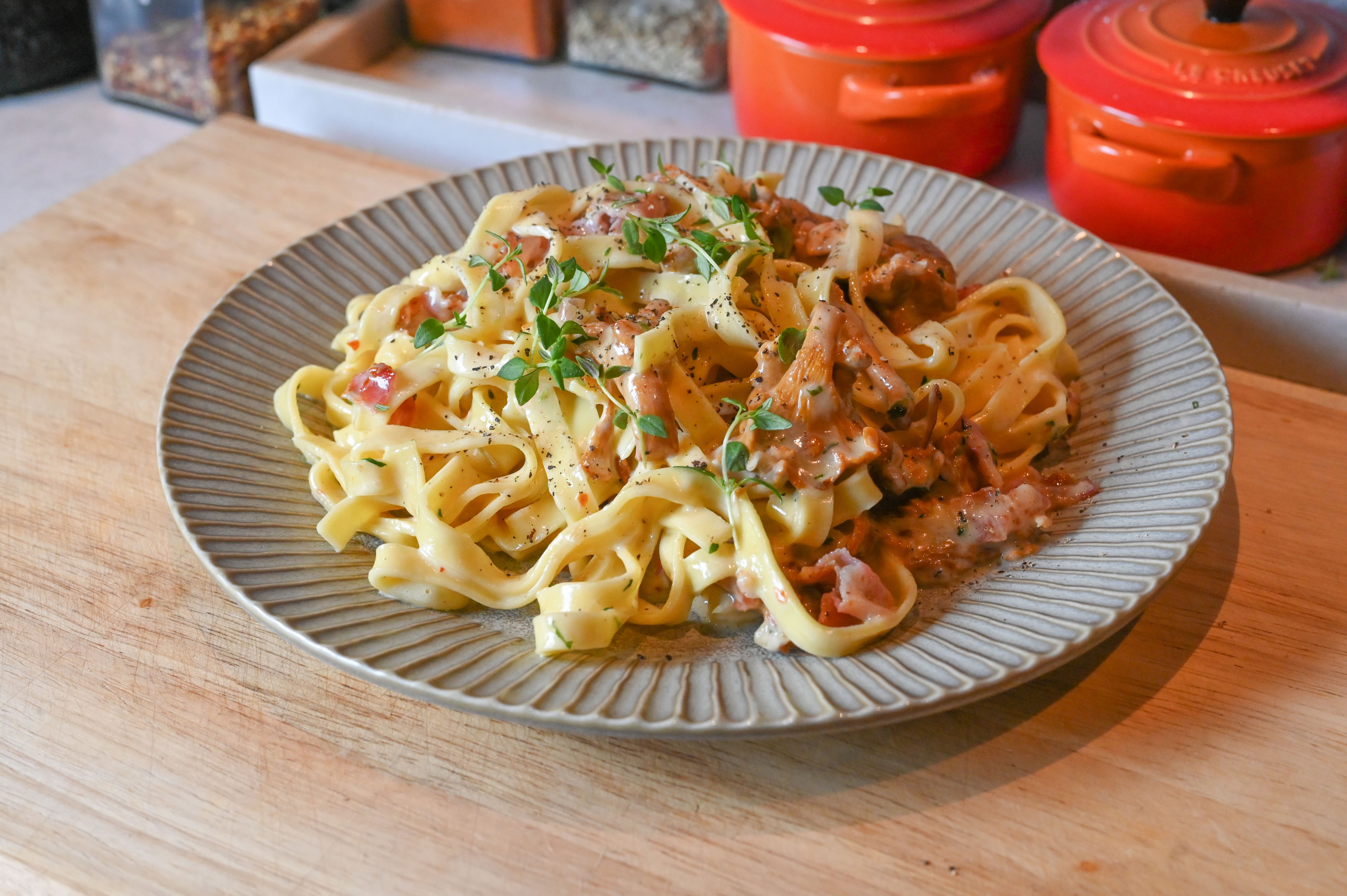 Kremet kantarell pasta med bacon - Enkelt og fantastisk g... | Gladkokken
