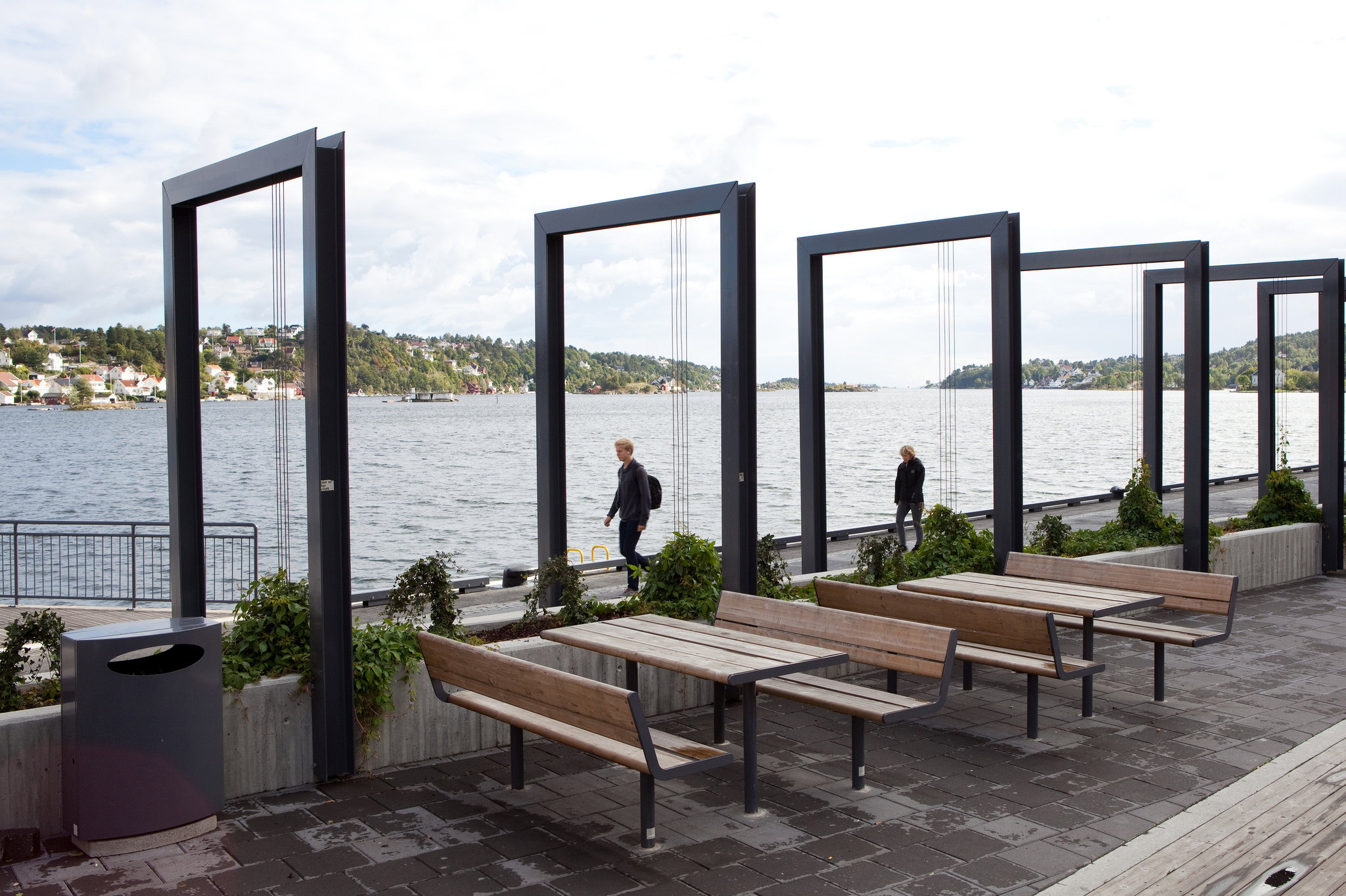 APRIL table | Vestre